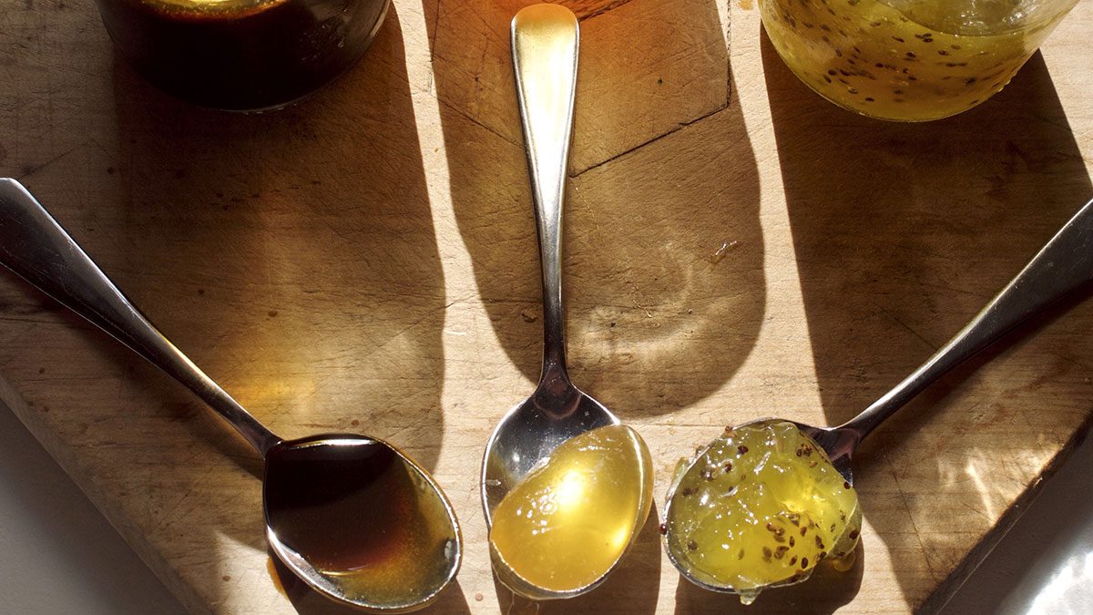 Como tratar gripe e tosse com um lambedor de abacaxi e ervas